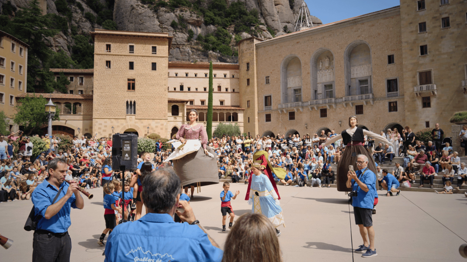 Monistrol puja a l’Abadia de Montserrat per celebrar una relació mil·lenària