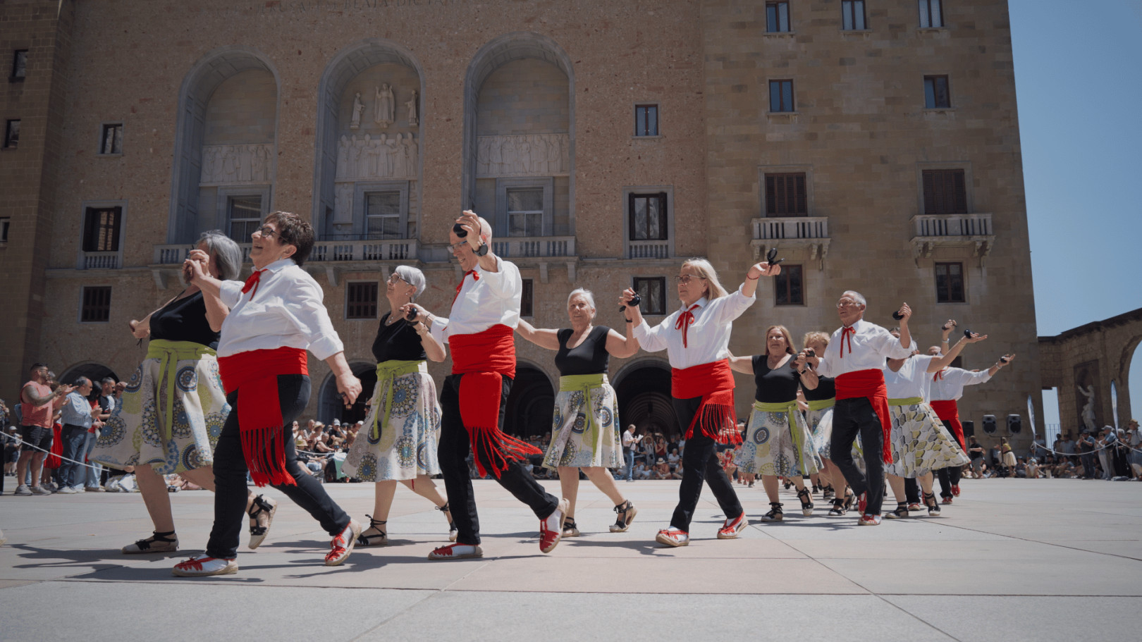 Unos 600 bailarines danzan en la 44º Trobada de Colles de Ball de ...